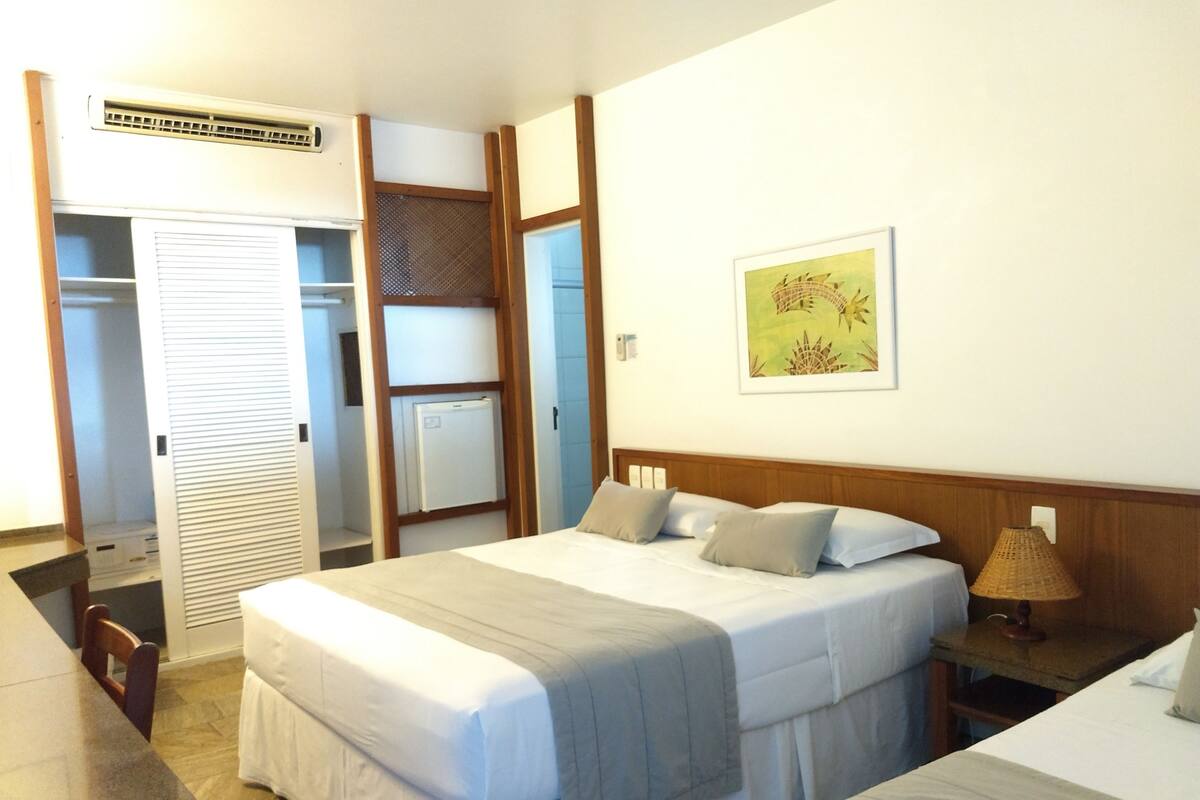 Frigobar, escrivaninha, Wi-Fi de cortesia, roupa de cama