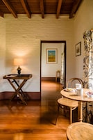 Suíte premium, 1 cama Queen, lareira, vista para o vale | Área de estar | Lareira, dock para iPod