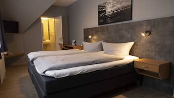 Escrivaninha, cortinas blackout, camas extras/dobráveis (sobretaxa)