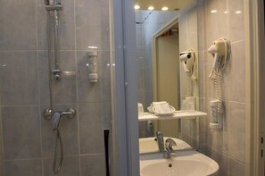 Quarto Individual | Lavatório na casa de banho