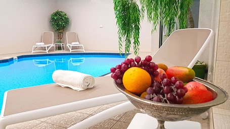 Piscina interior, espreguiçadeiras . Hotel Amaryllis