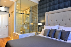 Superior King Room | Roupa de alta qualidade, minibar, cofre no quarto, secretária