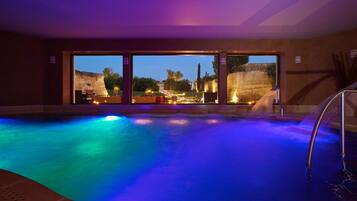 2 piscinas externas, espreguiçadeiras