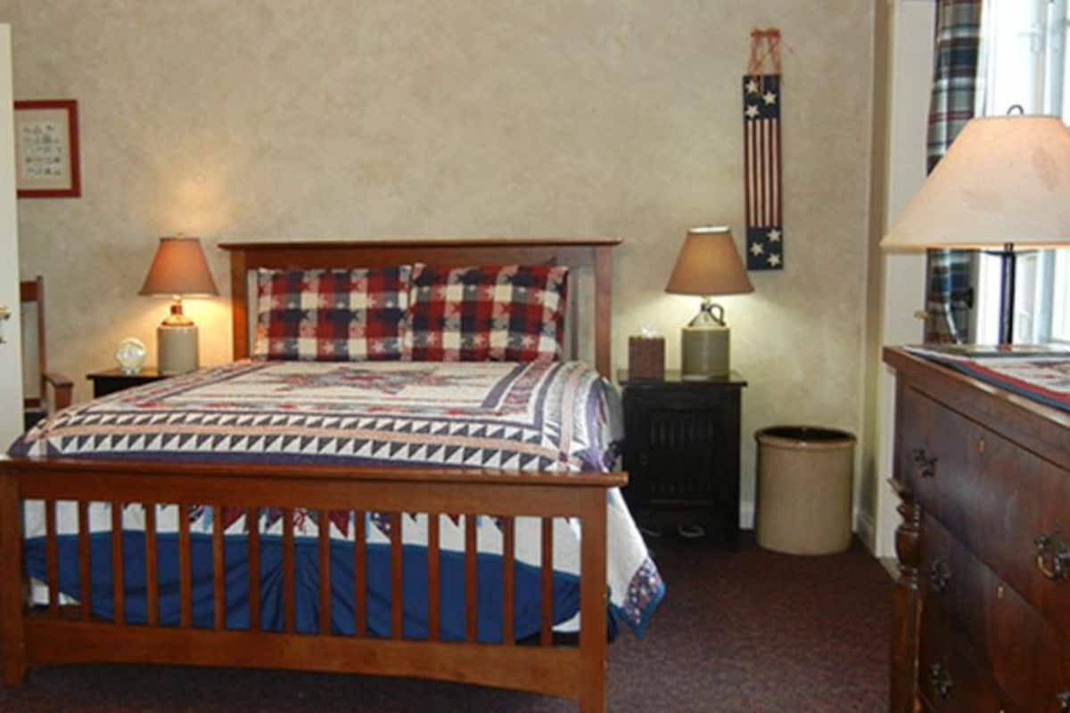 Quarto solteiro, 1 cama Queen | Escrivaninha, berços grátis, camas extras/dobráveis (sobretaxa)