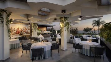 5 restaurantes: opção de café da manhã, almoço e jantar