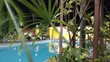Piscina exterior, espreguiçadeiras