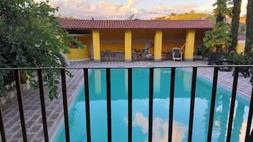 Piscina externa, espreguiçadeiras