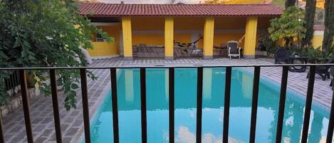 Piscina exterior, espreguiçadeiras