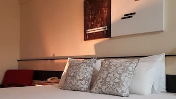 Quarto (Master) | Minibar, secretária, cortinas/cortinados opacos, ferro/tábua de engomar