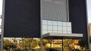 Um hotel moderno com uma grande placa que diz 'HOTEL CRISTAL'.