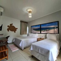 Apartamento Vista Jardim | Frigobar, cofres nos quartos, cortinas blackout, quartos à prova de som