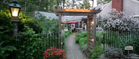 Fachada da propriedade à noite