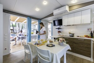 Trailer exclusivo, 2 banheiros, de frente para a praia | Cozinha privada | Geladeira, fogão, cooktop, lava-louças