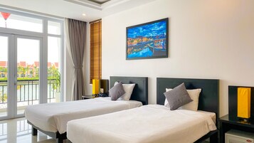 Quarto Twin Deluxe, varanda, vista para o rio | Roupa de alta qualidade, camas de colchão pillowtop, minibar