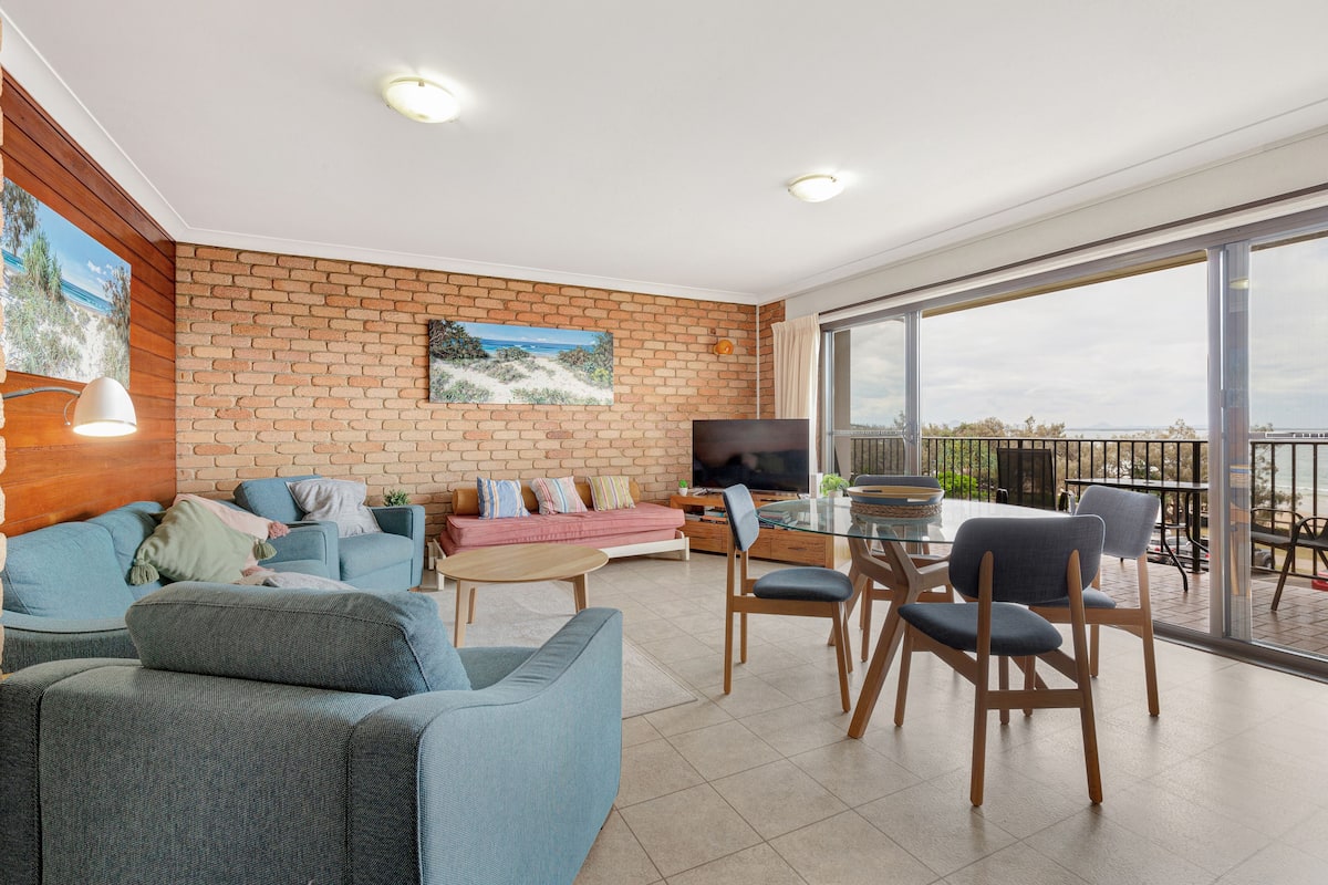 Apartamento, 2 quartos (Apt 11) | Sala de estar | TV de ecrã plano, leitor de DVD