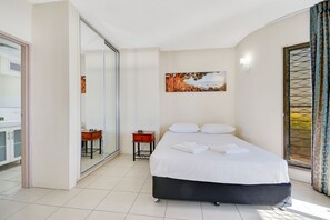 Apartamento, 2 quartos | Ferros/tábuas de passar roupa, roupa de cama