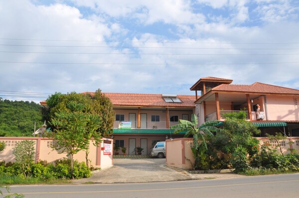 Wattana Hill Resort - Sattahip