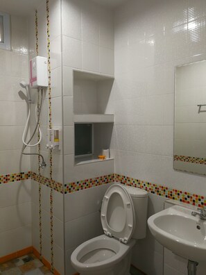 Quarto Duplo Deluxe | Casa de banho | Um polibã, artigos de higiene pessoal grátis, toalhas fornecidas 