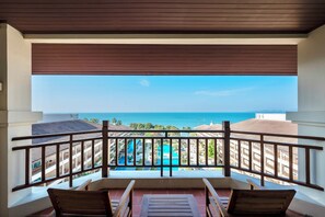 Minibar, cofre no quarto, secretária 