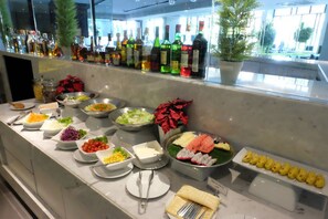 Pequeno-almoço tipo buffet diário mediante uma taxa 