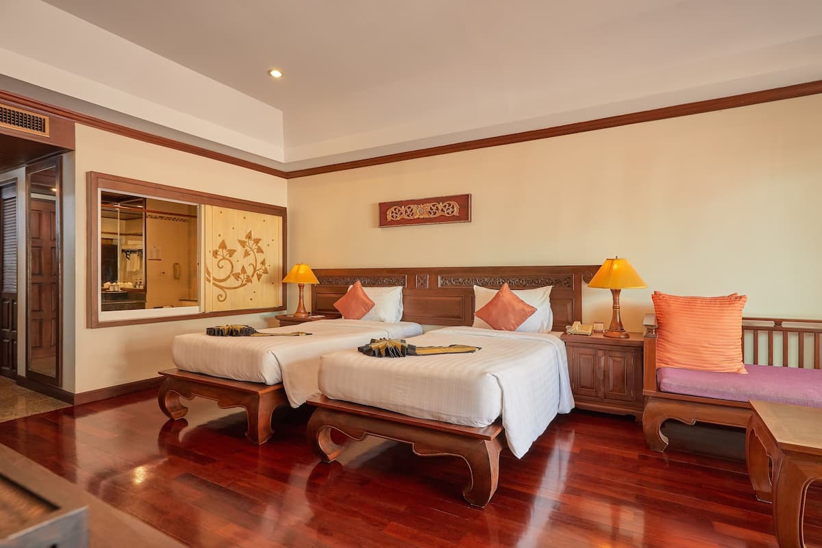 Minibar com produtos grátis, cofre no quarto, secretária