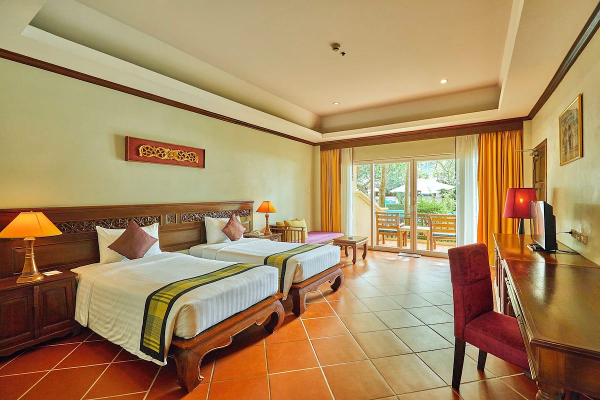 Pool Access Twin | Minibar com produtos grátis, cofre no quarto, secretária