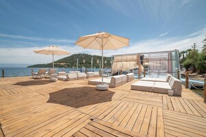 Terraço com espreguiçadeiras