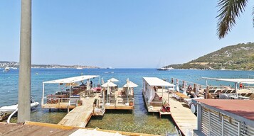 Suite Deluxe, vista para o mar | Minibar com produtos grátis, secretária, ferro/tábua de engomar 