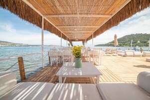 Pequenos-almoços servidos, cozinha turca, com vista para a praia 