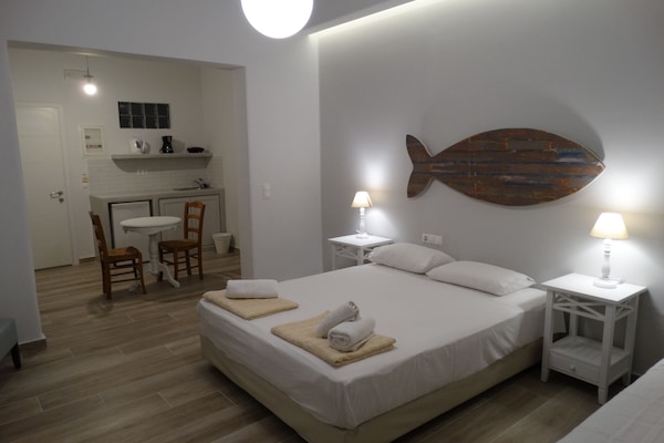 Suíte estúdio | Ferros/tábuas de passar roupa, Wi-Fi de cortesia, roupa de cama