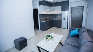 Um apartamento moderno com cozinha, sala de jantar e sala de estar.