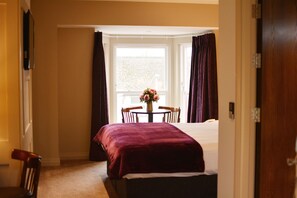 Cofres nos quartos, cortinas blackout, quartos à prova de som