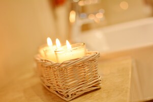 Uma combinação polibã/banheira, artigos de higiene pessoal grátis 