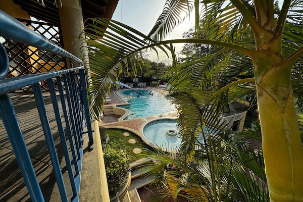 Piscina externa, guarda-sóis, espreguiçadeiras