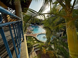 Piscina exterior, guarda-sóis, espreguiçadeiras 