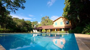 Piscina externa, funciona das 7h às 19h, espreguiçadeiras
