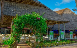 Uma praia privada, praia de areia branca, espreguiçadeiras 