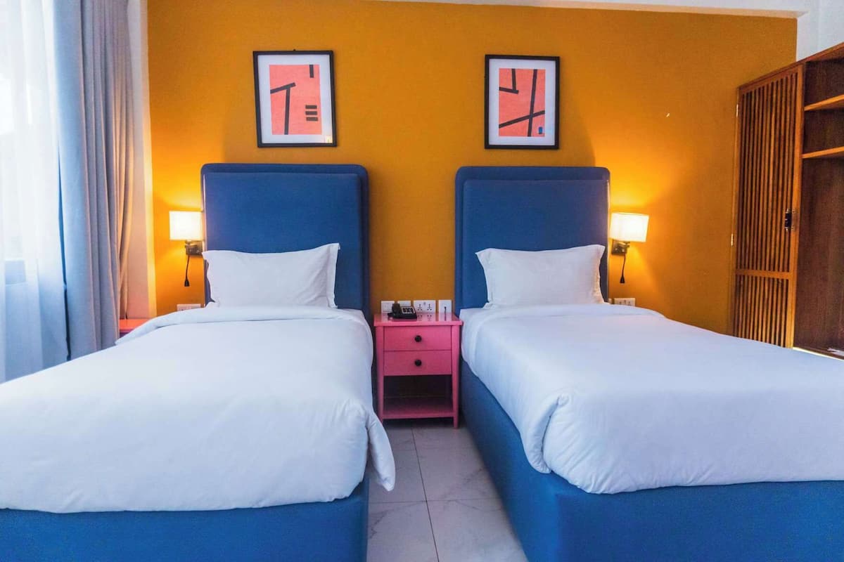 Roupas de cama premium, frigobar, cofres nos quartos