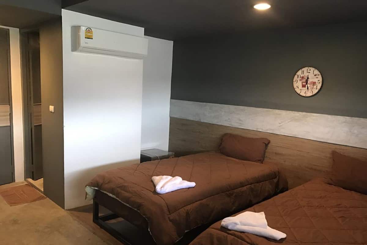 Escrivaninha, cortinas blackout, camas extras/dobráveis (sobretaxa)
