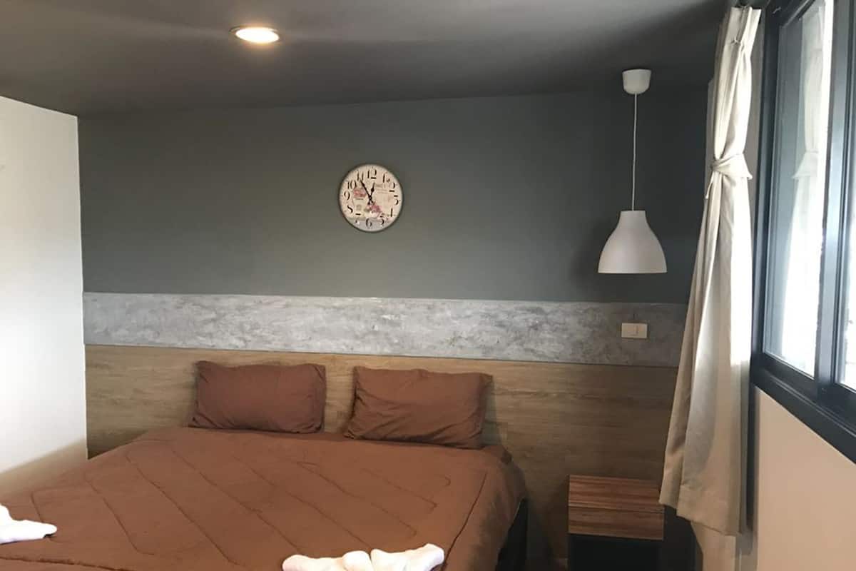 Escrivaninha, cortinas blackout, camas extras/dobráveis (sobretaxa)
