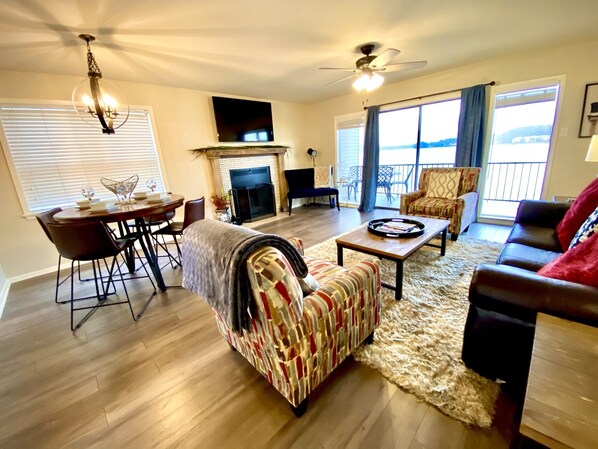 "The Bayliner" Lake Hamilton Condo: 2BR/2BA. Sleeps 6. Pool. Covered ...