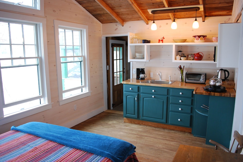 Wake Up To The Sound Of Gentle Waves And Breakfast Overlooking The Lake. - Sandwich, MA