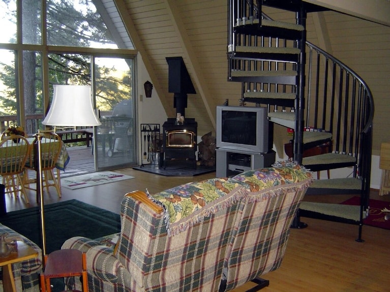 Cozy Cabin/lake View - San Bernardino, CA