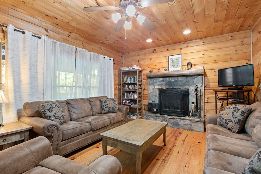 Aislado De Madera-cabina Increíble Mtn Views, Hot Tub, Wifi - Hendersonville, NC