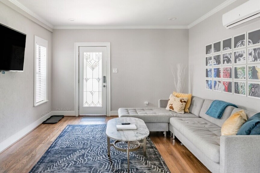 Vibrant Montrose Escape W/ Fast Fiber, Stocked Kitchen, Relaxed Back Porch - South Park - Houston