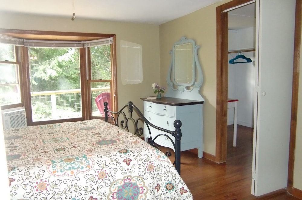 Available Now Sweet Cabin 10 Min To Ashvl., Quiet, Bees , Garden & Deck. Dogs Ok - Weaverville, NC