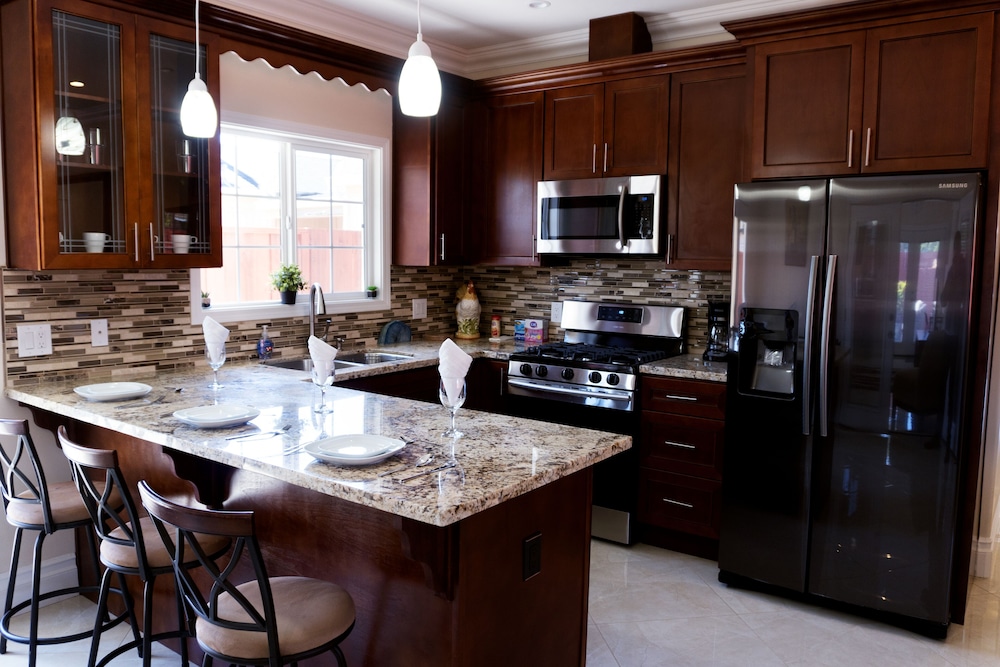Luxurious 1 Bed 1 Bath - Living Room & Kitchenette. 600sqft. - Mountain View, CA