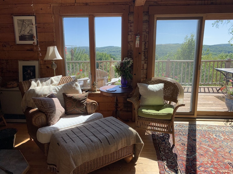 Jaw-dropping Coastal Mountain & Ocean View Post & Beam Log Getaway - Camden, ME