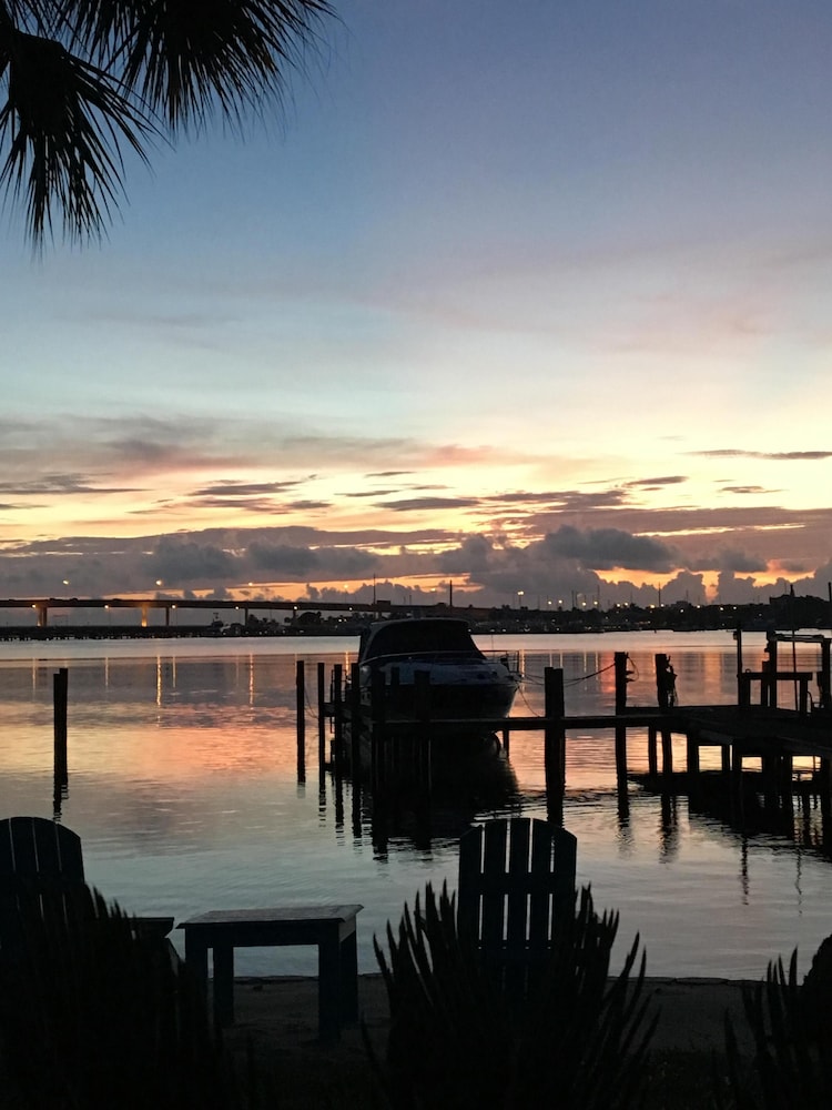 "Blue Mind" - A Waterfront Homes Guest House With Deep Water Dockage. - Stuart, FL