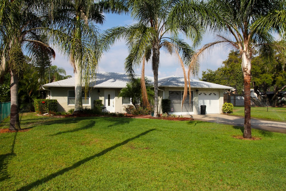 Beautiful Pool House In Lake Placid / Free Wifi / Pet Friendly / Pool - Lake Istokpoga, FL